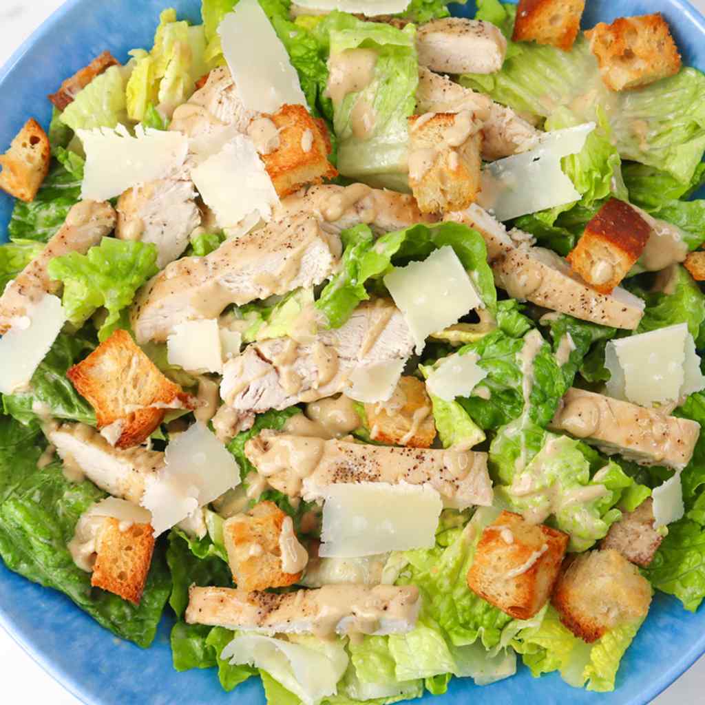 Ensalada César de Pollo: Crujiente, Cremosa y Deliciosa