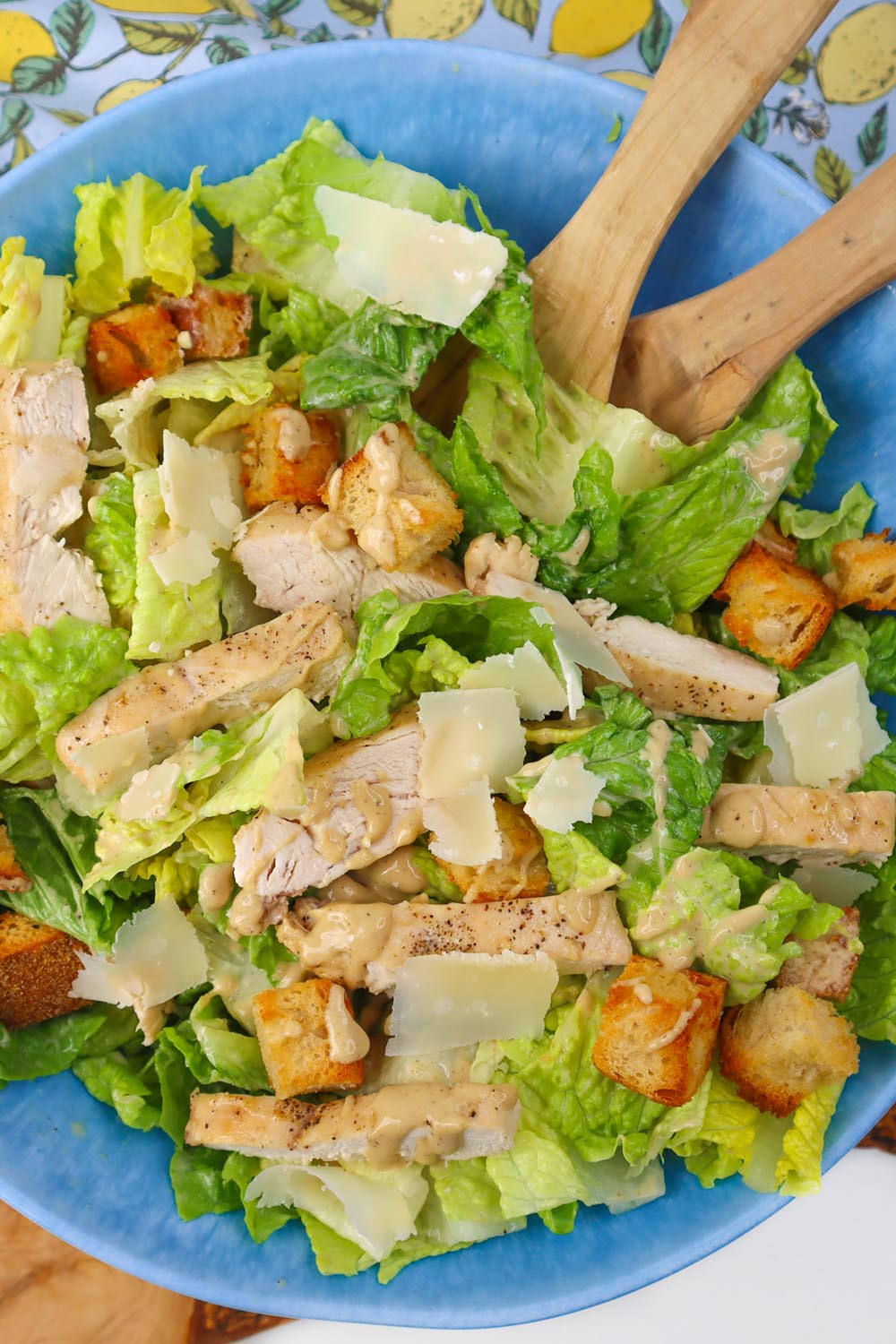 Caesar Salad mit Hühnchen – knusprig, cremig und lecker